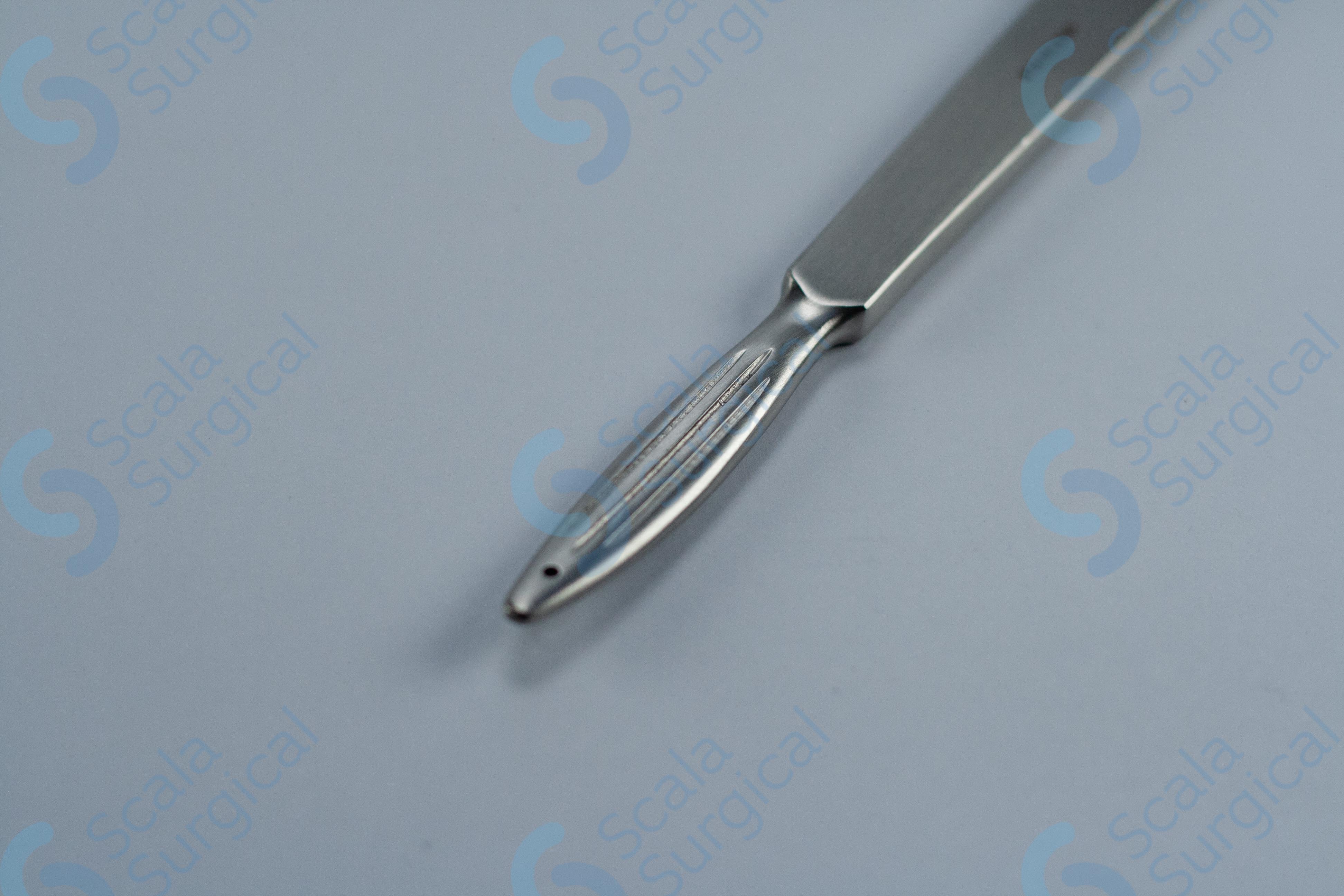 Kocher Thyroid Dissector Slight Curve with Eye – Scala Surgical Ltd